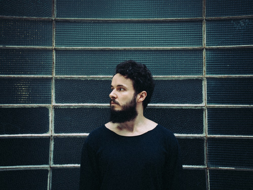 Vinícius Corrêa surpreende na volta à cena com primeiro EP – Rifferama