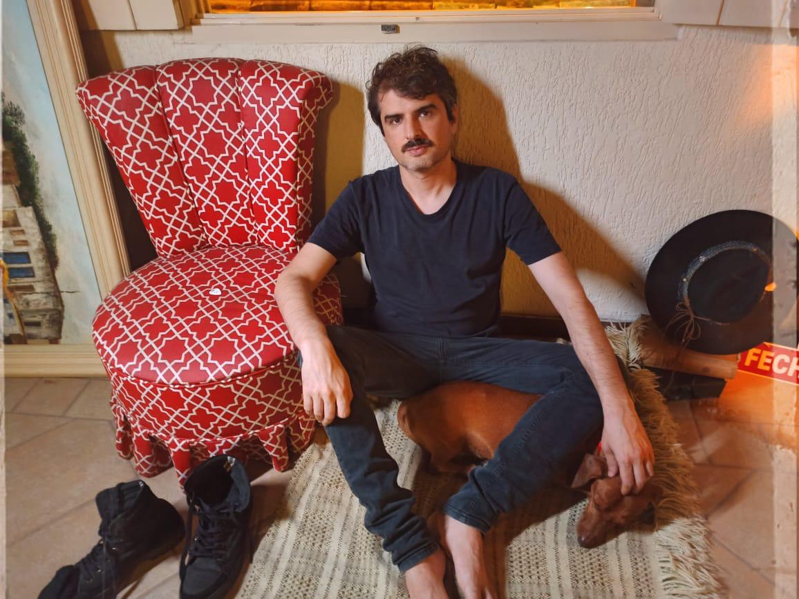 Com amigos na retaguarda, Johnny Bosco lança projeto solo – Rifferama