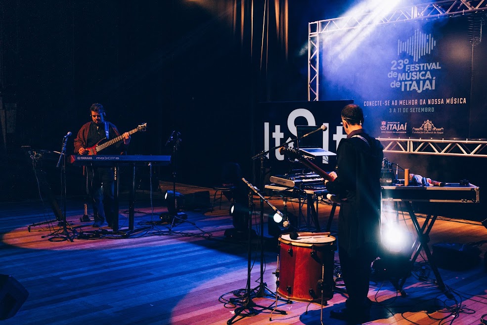 Grupo ItSIt lança álbum visual focado na experimentação – Rifferama