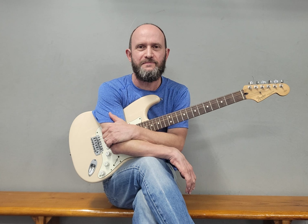 André Berté encerra hiato com clipe e canção mais que atuais – Rifferama