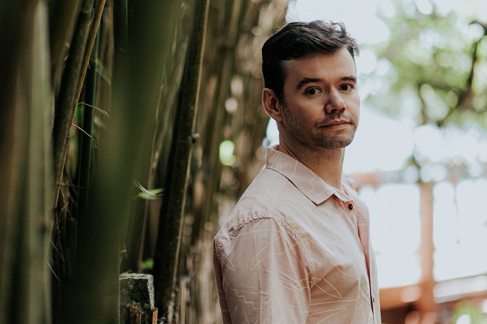 Danilo Melo atualiza sua estética folk em “Balas de coco” – Rifferama